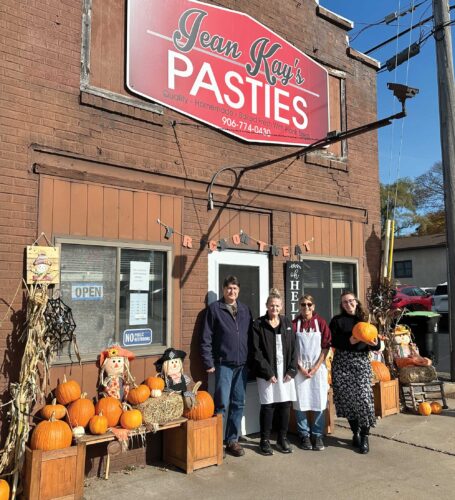 Decorating contest voting to start | News, Sports, Jobs - The Daily News